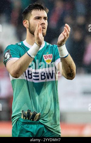 Dennis Seimen (VFB Stuttgart II, #01) fängt Flanke ab, Im Hintergrund ...