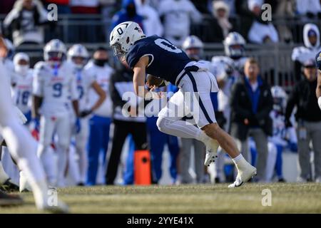 Penn State linebacker Dominic DeLuca (0) and cornerback Audavion Collins (2) tackle Florida ...