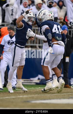 Penn State linebacker Dominic DeLuca (0) celebrates after blocking a ...