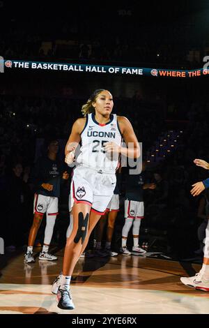 UConn forward Ice Brady (25) in the first half of an NCAA college ...
