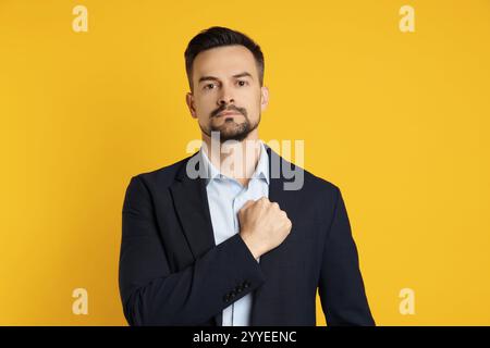 Man making promise on orange background. Oath gesture Stock Photo - Alamy