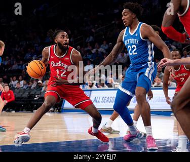 Kentucky center Amari Williams (22) goes to the basket over Texas ...