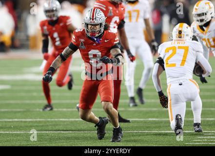 Tennessee running back Peyton Lewis (2) runs for yardage during the ...