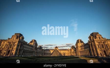 Blue hour on Louvre Museum, Paris Stock Photo - Alamy