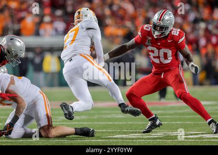 Tennessee running back Peyton Lewis (2) runs for yardage during the ...