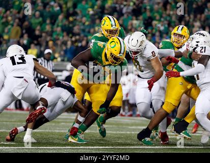 Oregon offensive lineman Josh Conerly Jr. runs a drill at the NFL ...