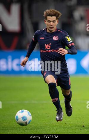 Kaishu Sano (1. FSV Mainz 05, #06) am Ball, Einzelbild, Einzelfoto ...