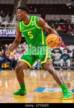 Oregon guard TJ Bamba (5) looks to shoot against Weber State guard ...