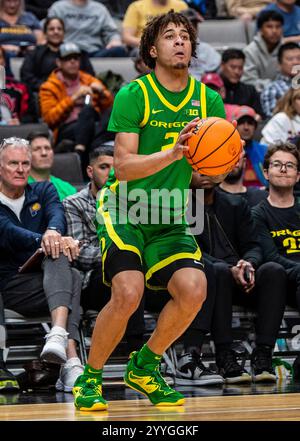 Oregon guard Jadrian Tracey shoots against Michigan during the first ...