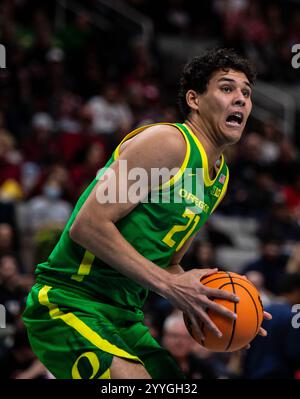 Oregon forward Brandon Angel (21) drives on Michigan State forward ...