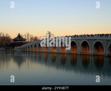 (241222) -- BEIJING, Dec. 22, 2024 (Xinhua) -- Visitors take photos of ...