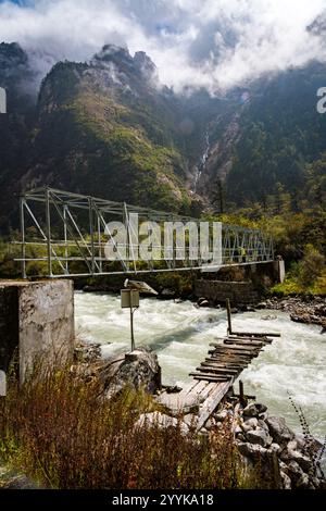 Trekking the trails of Langtang Circuit of Himalayas in Ghoda Tabela ...