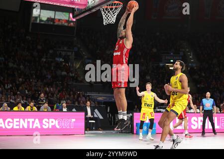 Elias Harris (FC Bayern Basketball, #20) mit Ball mit Andreas Obst (FC ...