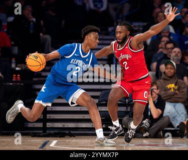 Kentucky guard Jaxson Robinson (2) drives against Mississippi guard ...