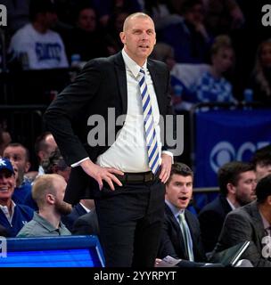Kentucky head coach Mark Pope signals against Mississippi during the ...