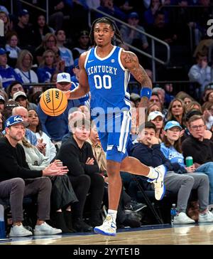 Kentucky guard Otega Oweh (00) shoots against Oklahoma forward Luke ...