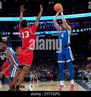 Kentucky guard Koby Brea (4) shoots the ball during the first half of ...