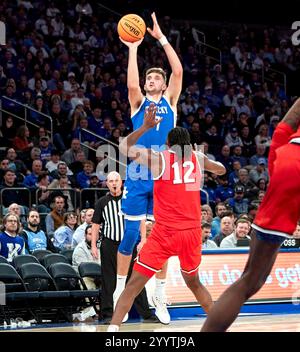 Kentucky forward Andrew Carr (7) shoots against Georgia center Somto ...