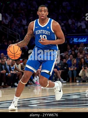 Kentucky forward Brandon Garrison (10) reacts against Illinois in the ...