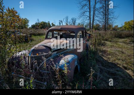 Antique car rusting in field Stock Photo - Alamy