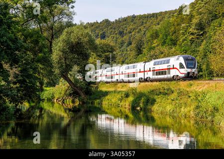 IC2 Zug der Deutsche Bahn DB vom Typ Stadler KISS auf der Gäubahn am ...