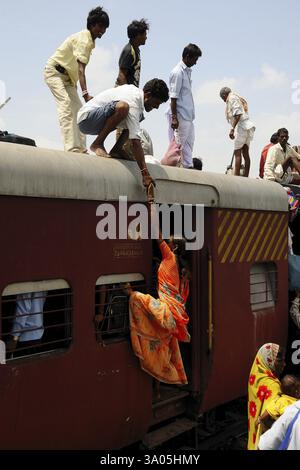 Commuters climbing on roof of train, Jodhpur, Rajasthan, India, Asia ...