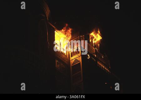 Taj Mahal hotel engulfed in fire during terrorist attack by Deccan ...