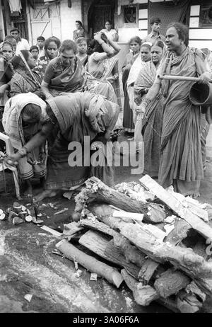 Devdasi celebrating Yellamma festival at Kamathipura, Bombay Mumbai ...
