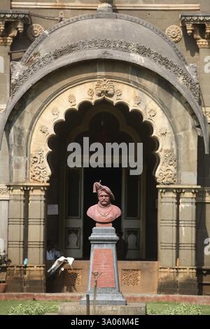 Statue of Shahu Maharaj at royal palace, Kolhapur, Maharashtra, India, Asia Stock Photo - Alamy