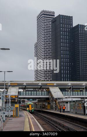 Southern railway class 377 electric train at East Croydon railway ...