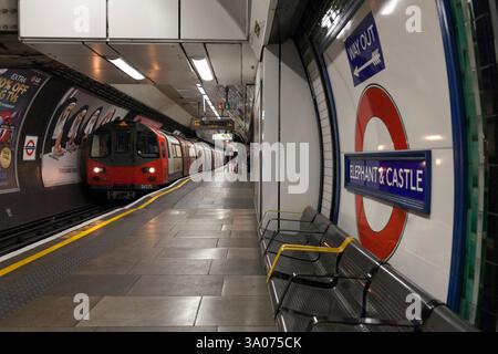 London Underground 1995 stock Northern line train at Elephant and ...