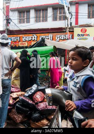 The vibrant street markets in Lucknow, Uttar Pradesh, India Stock Photo ...