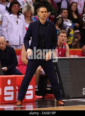 Marko Stankovic (Telekom Baskets Bonn, Headcoach) gives instructions ...