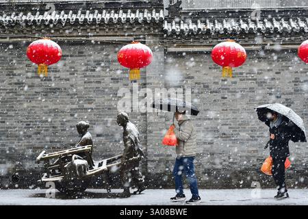 Tourists visit the Qingzhou Ancient City scenic spot in Weifang City ...
