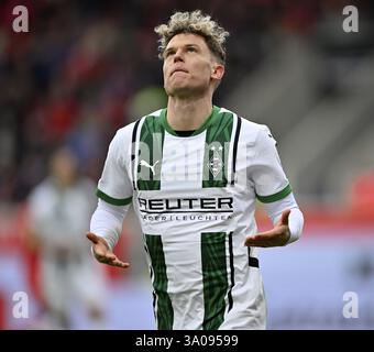 Robin Hack (Borussia Moenchengladbach, #25) im Duell mit Daniel Elfadli ...