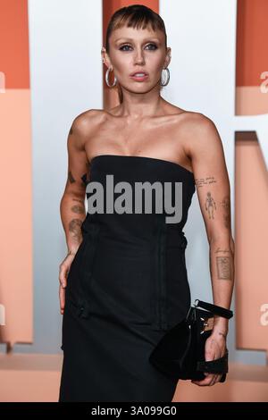 Miley Cyrus walking on the red carpet at the 2025 Metropolitan Museum ...