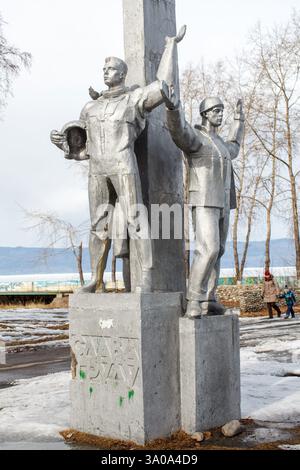 Worker and Collective Farm monument in Moscow at night, hammer and ...