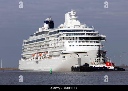 The cruise ship Asuka III passes through the Ems near Ditzum on March 3 ...