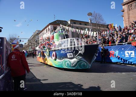 Wagen von Ahoi-Brause am Mainzer Staatstheater beim Rosenmontagsumzug ...