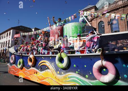 Wagen von Ahoi-Brause am Mainzer Staatstheater beim Rosenmontagsumzug ...