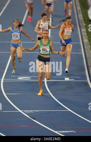 Sharlene MAWDSLEY of Ireland leading the mixed 4 * 400m Relay at the ...