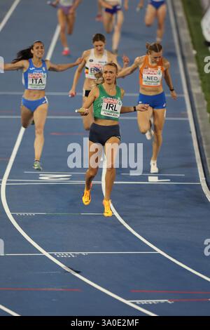 Sharlene MAWDSLEY of Ireland leading the mixed 4 * 400m Relay at the ...
