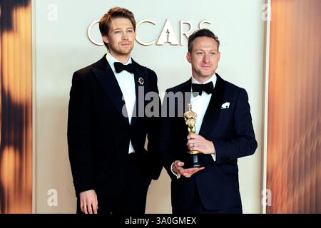 Joe Alwyn und Lol Crawley mit dem Oscar für die beste Kamera bei 'The ...