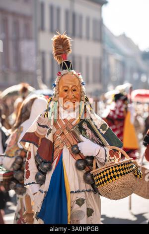 Ein Biß, eine Rottweiler Narrenfigur während des Narrensprungs. Der ...