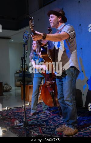 Singer, songwriter, Scott Cook with Pamela Mae in concert Stock Photo ...