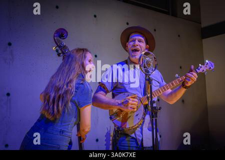 Singer, songwriter, Scott Cook with Pamela Mae in concert Stock Photo ...