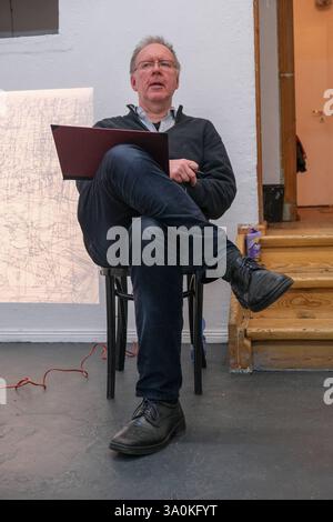 Matthias Beckmann beim Zeichnen im Projektraum Zwitschermschine ...