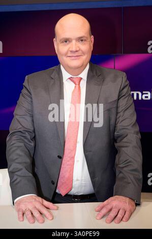 Robin Alexander in der ARD-Talkshow maischberger im Studio Berlin ...