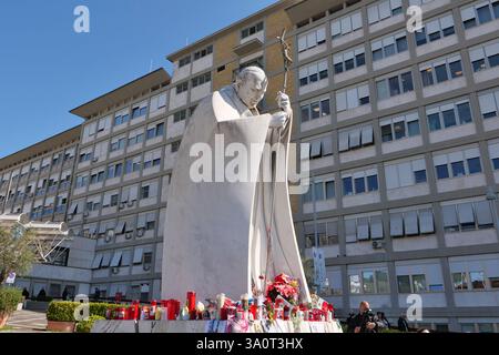 AN EXTERNAL VIEW OF THE POLICLINICO GEMELLI HOSPITAL Stock Photo - Alamy