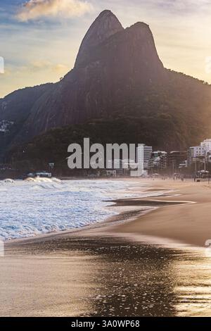 Blue hour at Ipanema Beach, Rio de Janeiro, Brazil Stock Photo - Alamy